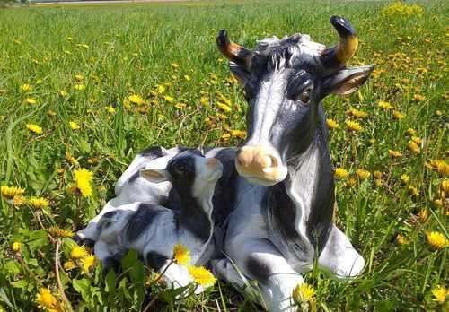 Корова с телёнком. Фигура садовая