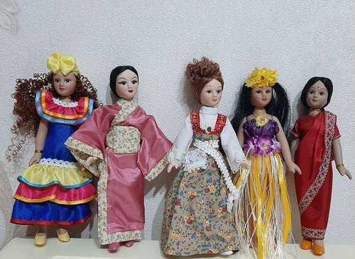 Куклы в костюмах народа мира
