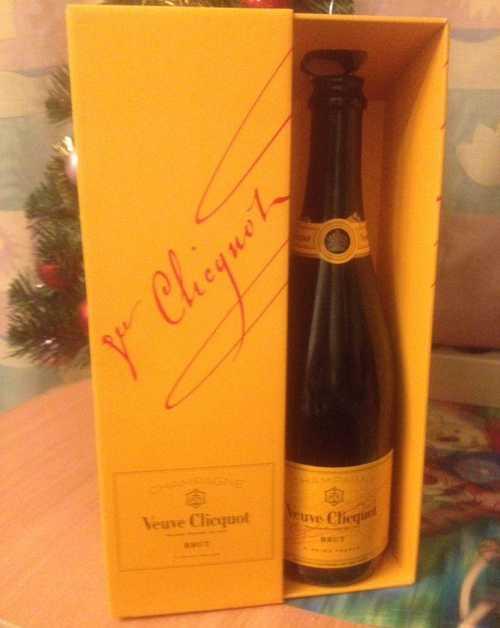 Бутылка шампанского вдова клико (veuve cliequot)