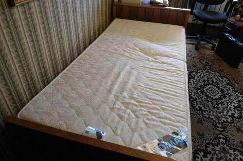 Кровать из ценных пород древа матрасом