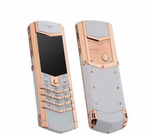 Vertu Signature в золотом корпусе с белой кожей