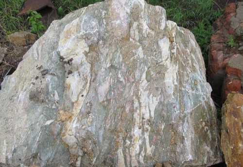 Мраморный камень