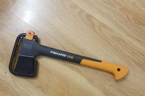 Универсальный топор fiskars X10