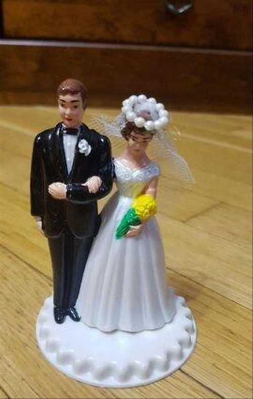 Свадебная фоторамка и фигурка на торт