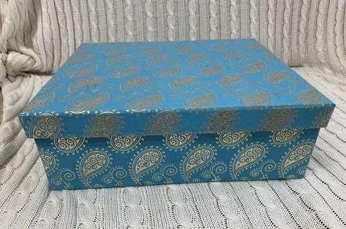 Коробка подарочная голубая с золотым рисунком