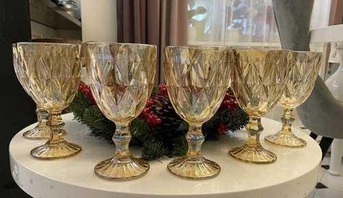 Золотые бокалы для праздничного стола