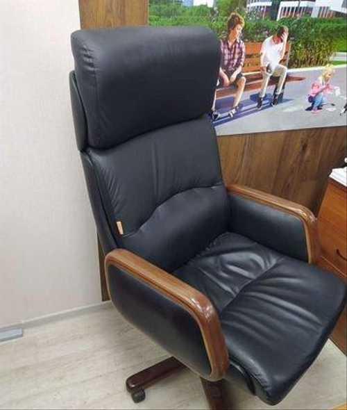 Офисное кожаное кресло директора