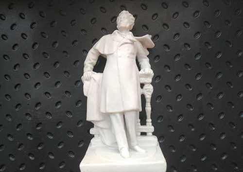 Фарфоровая статуэтка Пушкин.50-годы.n-22 см