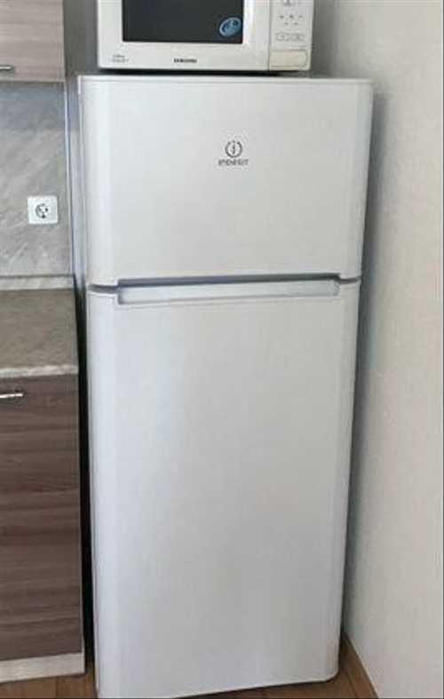 Двухкамерный холодильник Indesit TIA 140