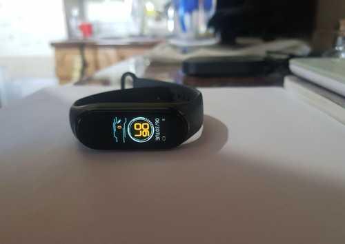Xiaomi MiBand 4 (фитнес-браслет)