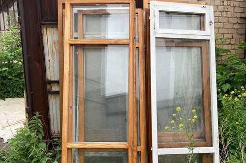 Старые деревянные окна со стеклами