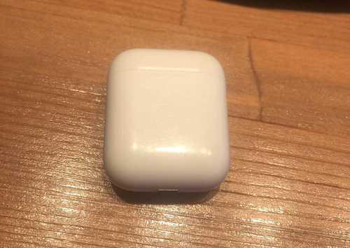 Зарядный кейс Apple для AirPods