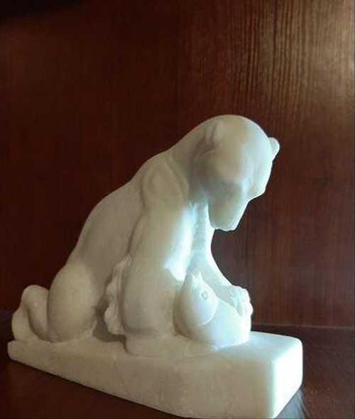 Скульптура Белый медведь с рыбой, мрамор, СССР