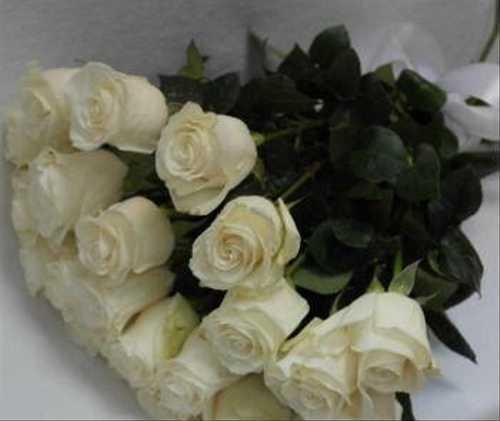 Фото букет из белых роз на кровати