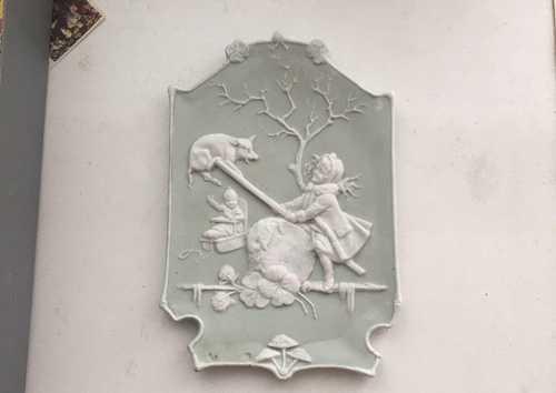 Настенная редкая старинная плакетка из фарфора