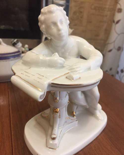 Юный Пушкин за работой лфз 1950год