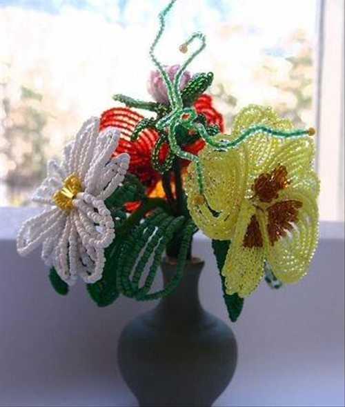 Сувенир - букет цветов из бисера в вазочке