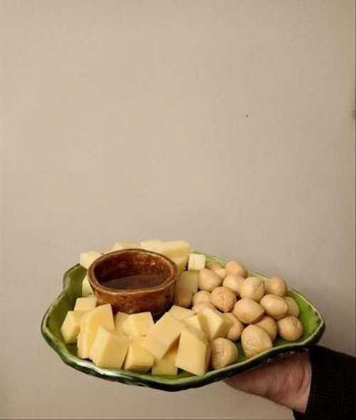 Блюдо авокадо сырная тарелка на заказ