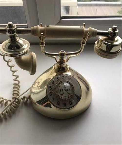Старинный (в стиле ретро) телефонный аппарат