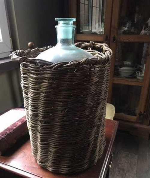 Бутыль в плетенной корзине