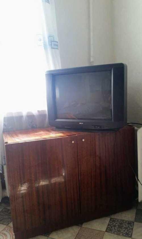 Тумба с телевизором (и много старой мебели)