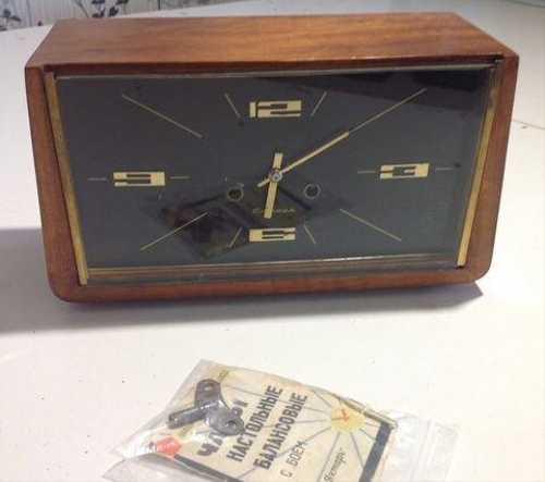 Старинные настольные часы Янтарь редкие