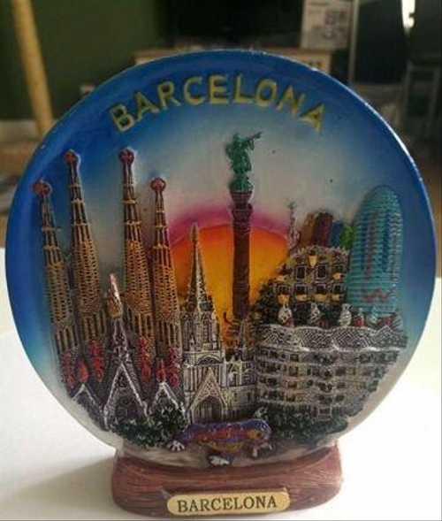 Сувенир тарелка на подставке из Барселоны