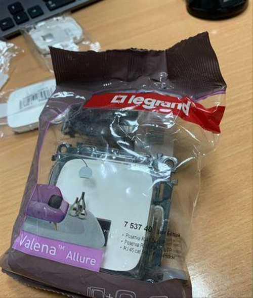 Розетка Интернет RJ45 UTP Legrand Valena 753070