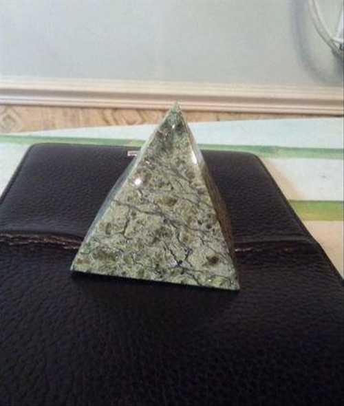 Пирамидка из натурального камня