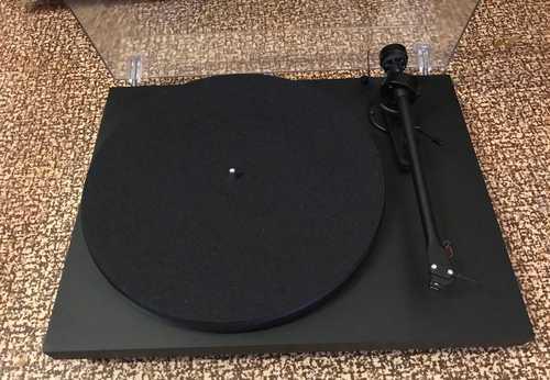 Проигрыватель Pro-Ject Debut 2