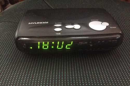 Радиопримник с часами Hyundai H-1501
