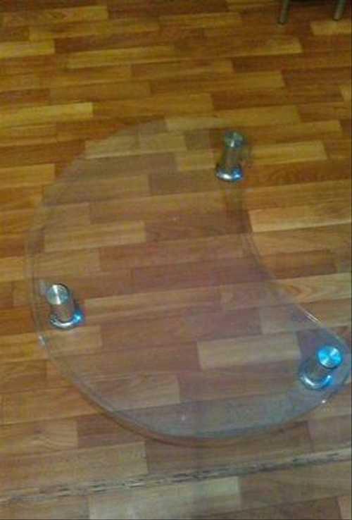 Стеклянный столик-подиум