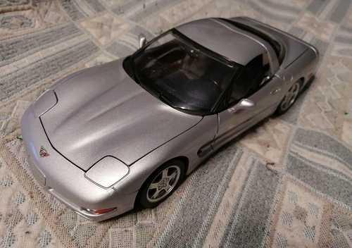 Модель Bburago 1:18 Chevrolet Corvette C5 1997