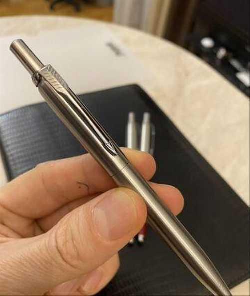 Шариковая ручка (авторучка) Parker серебристого цв