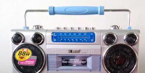 Касетный магнитофон с радиоприемником