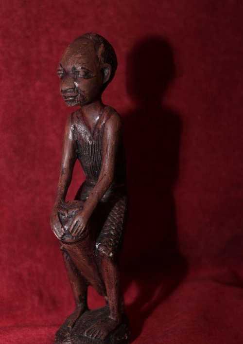 Деревянная статуэтка аборигена