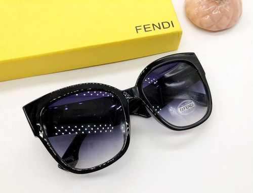 Очки солнцезащитные в футляре Fendi