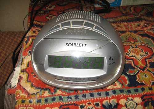 Радиоприемник с часами Scarlett SC-4009