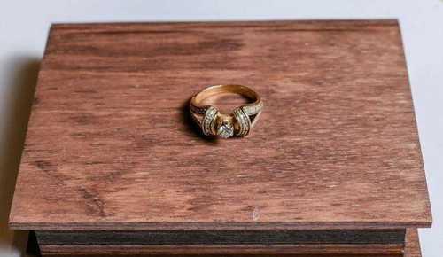 Золотое кольцо с брилиантовым камнем