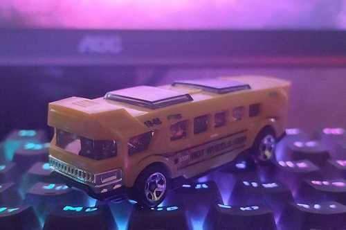 Модель Hot Wheels автобус