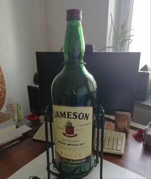 Фирменная бутылка Jameson с подставкой