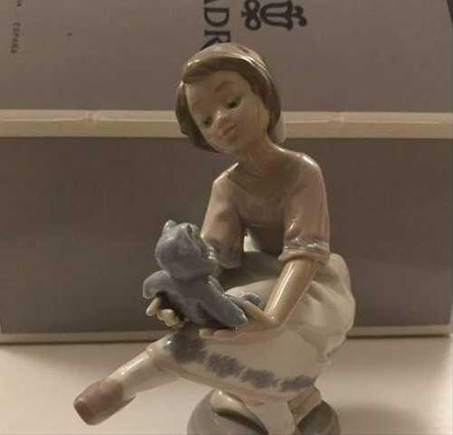 Статуэтки lladro девочка на пуфике с игрушкой мишк