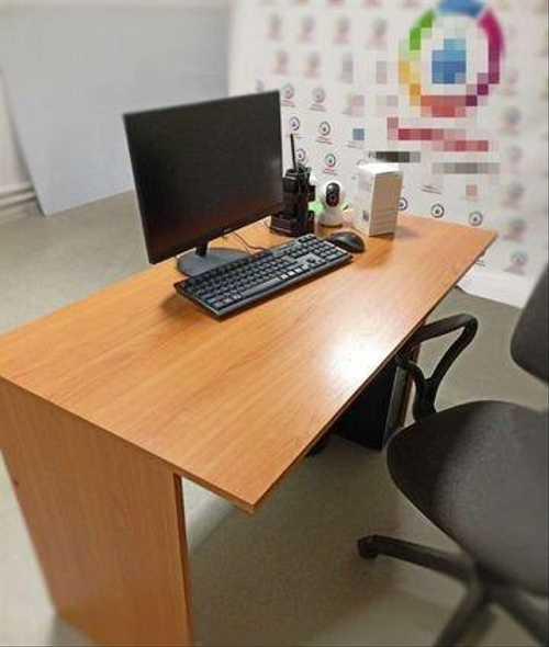 Письменный стол для школьника на всю стену