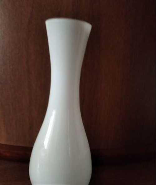 Декоративная ваза белая, матовое стекло
