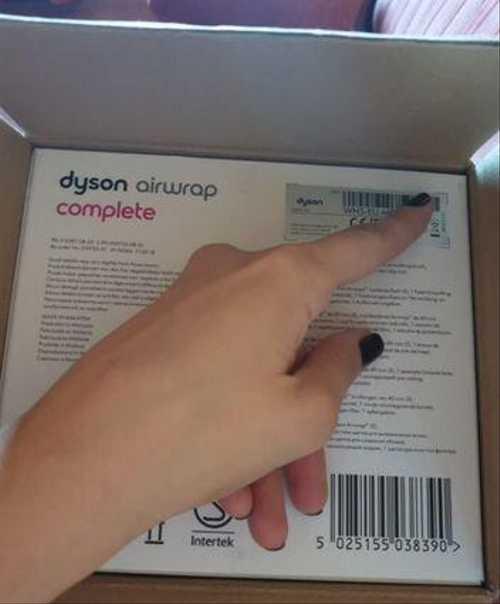 Как проверить дайсон на оригинальность по серийному. Dyson Airwrap complete long коробка. Dyson Airwrap long в коробке. Гарантийный талон Dyson стайлер. Дайсон размер коробки.