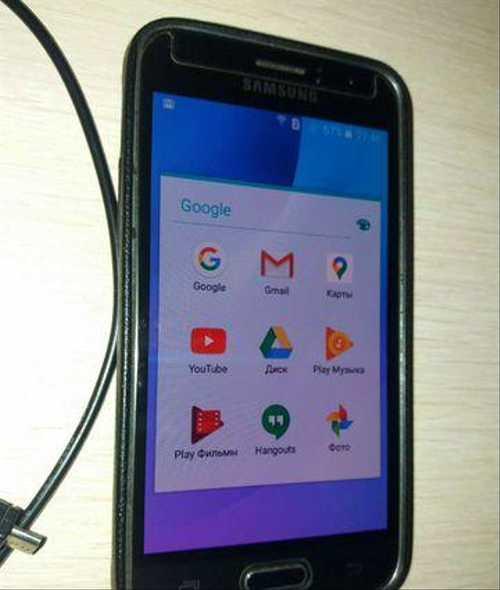 Телефон Samsung galaxyJ1