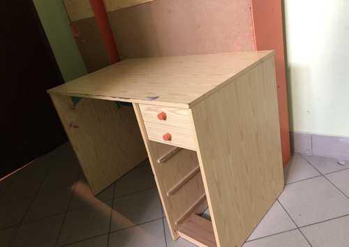 Письменный стол, книжный шкаф и комод