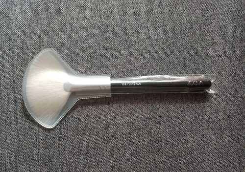 Кисть для хайлайтера Zoeva Luxe Fan Brush (129)