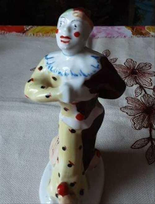 Антикварная статуэтка фарфоровая "Клоун с гитарой"