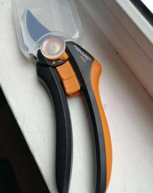 Секатор fiskars p68